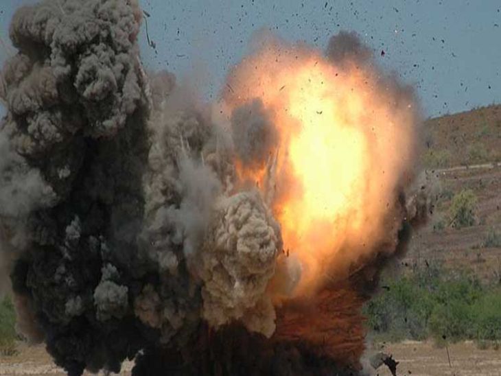Sulphur-potash was being ground in a mortar, explosion occurred | आगरा ...