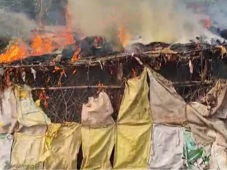 A hut caught fire in Aaron of Guna | गुना के आरोन में झोपड़ी में लगी आग ...
