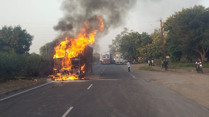 The trolley hit the bike and dragged it for 150 meters, caught fire; 3 ...