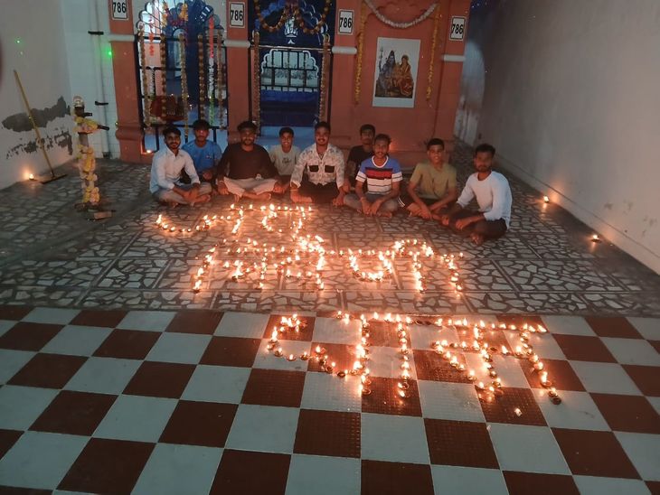 In village Khedi Symbolwali, the youth made a garland of lamps for the ...