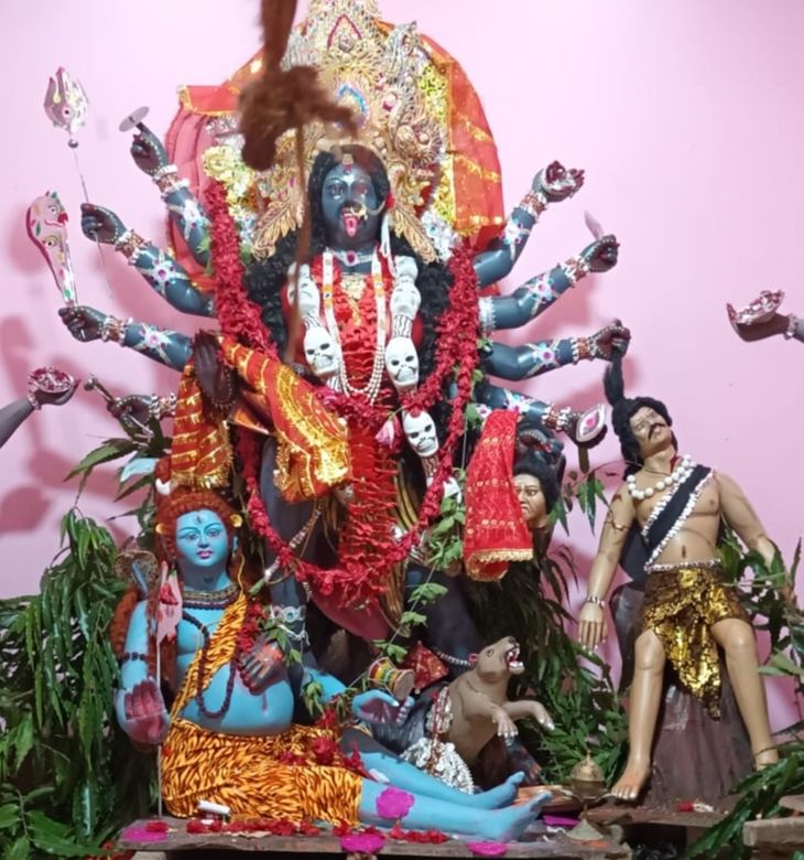 As soon as the doors of Maa Kali temple opened, devotees started ...