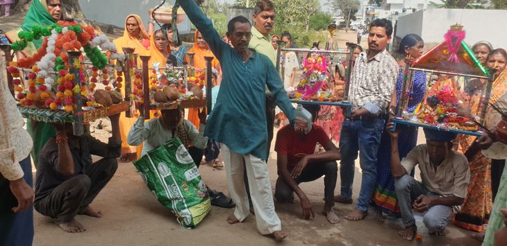 After worshipping, Gaura-Gauri was immersed with devotion | पूूजा कर ...