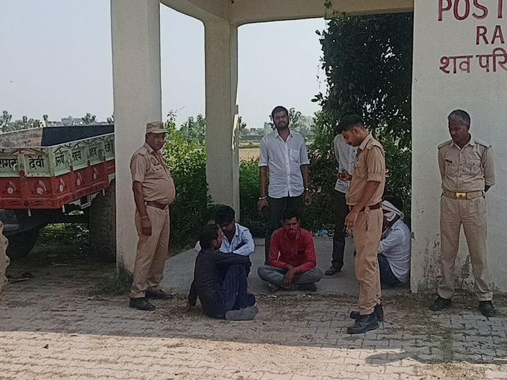 The body of a person was found hanging from a tree in Rath | राठ में ...