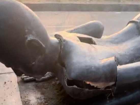 Bombs were exploded on the statues placed on the divider in Balaghat