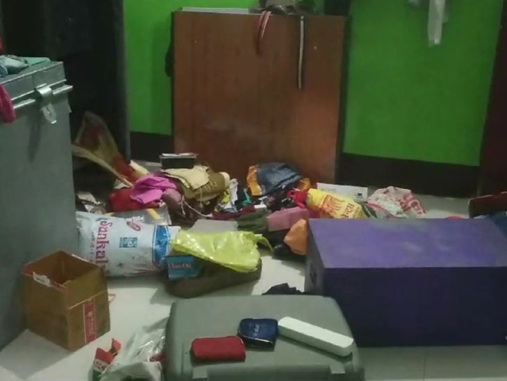 Thieves targeted two houses in Bindki | बिंदकी में दो घरों को चोरो ने बनाया निशाना: लाखों का ...