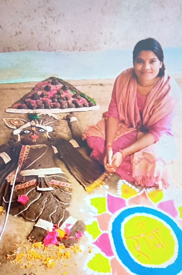 Devotees made attractive Govardhan in their homes | श्रद्धालुओं ने अपने ...