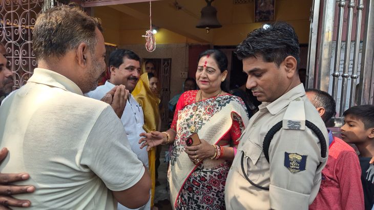 The MP did public relations in Hunterganj | सांसद ने किया हंटरगंज में ...