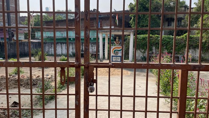 The main gate of Benipuri Smarak remains locked, | बेनीपुरी स्मारक के ...