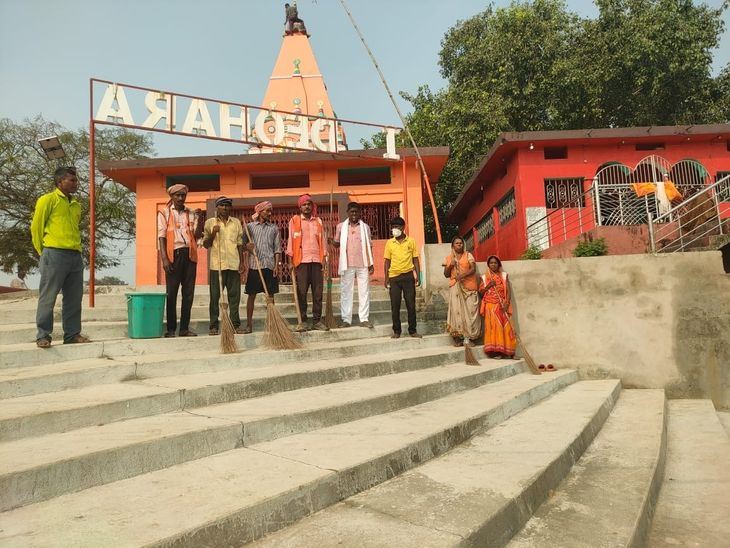 Sanitation workers launched a special campaign in Devhara | देवहरा में ...