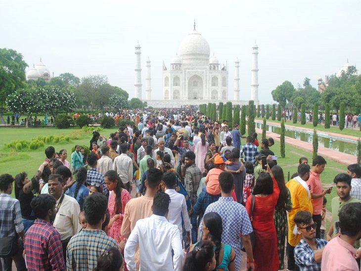 Crowds of tourists gathered at Taj Mahal, queues formed for entry, 60 ...