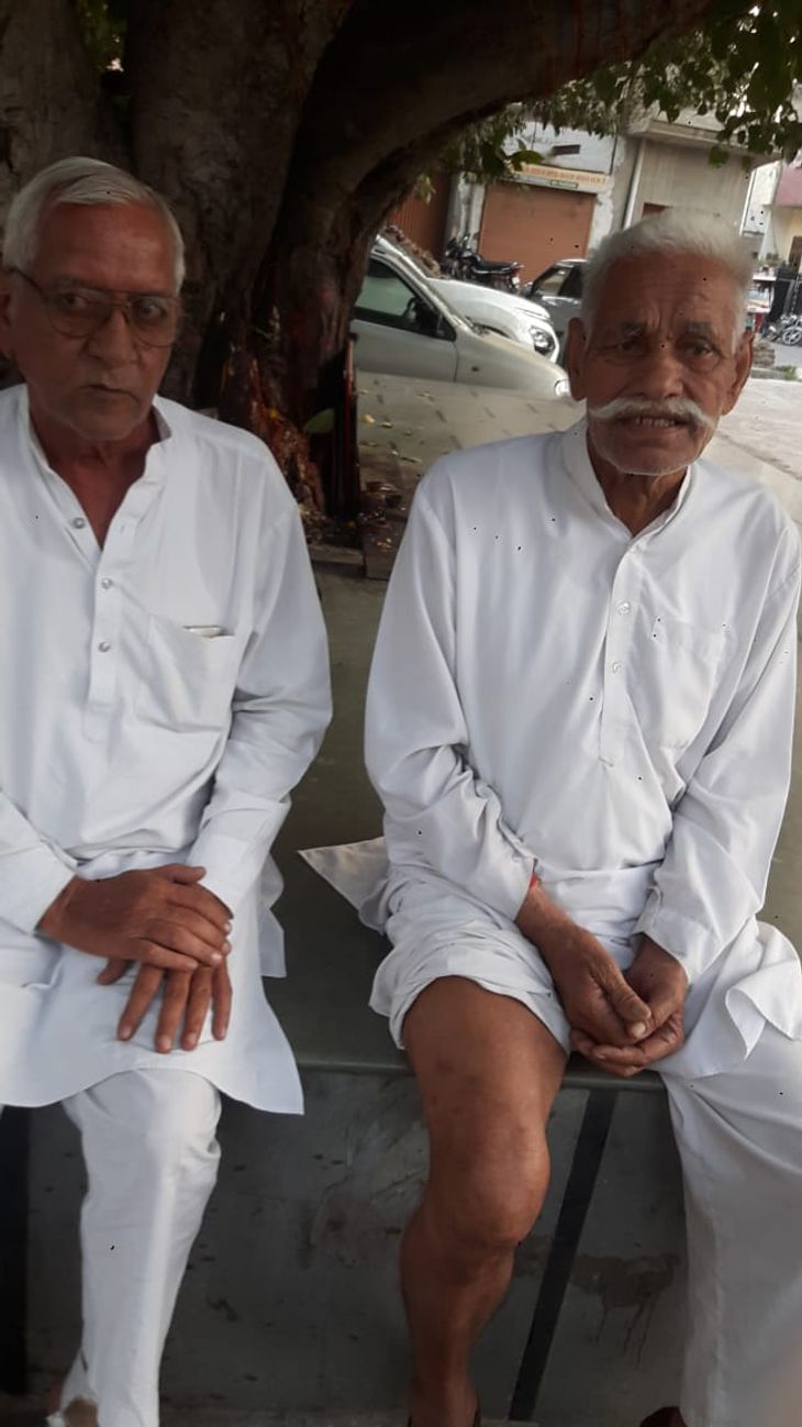 A dog bites an old man in Madchand Aswal Vatika | माड़चंद असवाल वाटिका ...