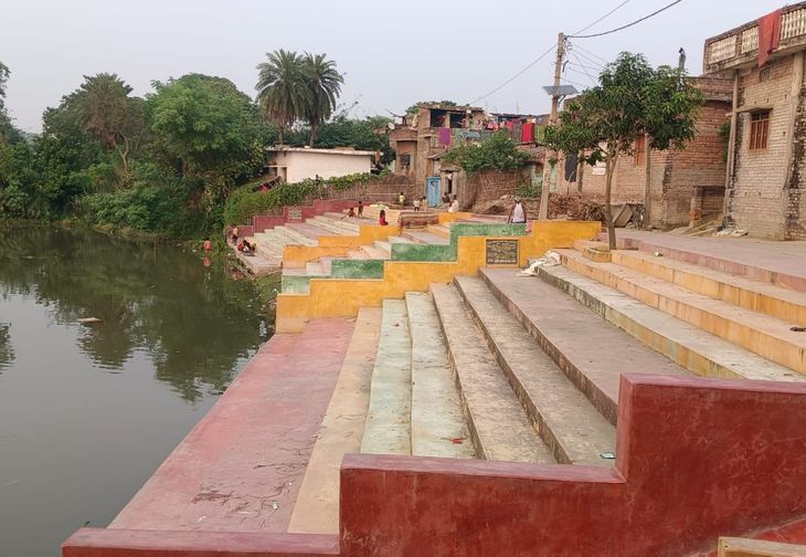 Out of the 30 major ghats in Hasanpur, barricading is being done on the ...