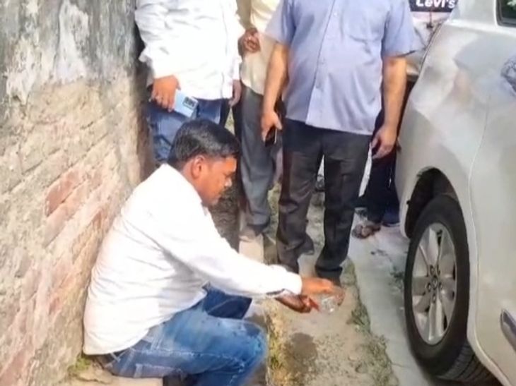 Dalit cried bitterly near Amethi DM's car | अमेठी DM की कार के पास फूट ...