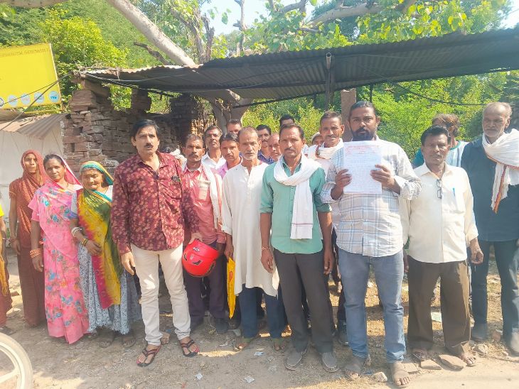 Rajasthan kota Contract workers demonstrated by raising slogans at ...
