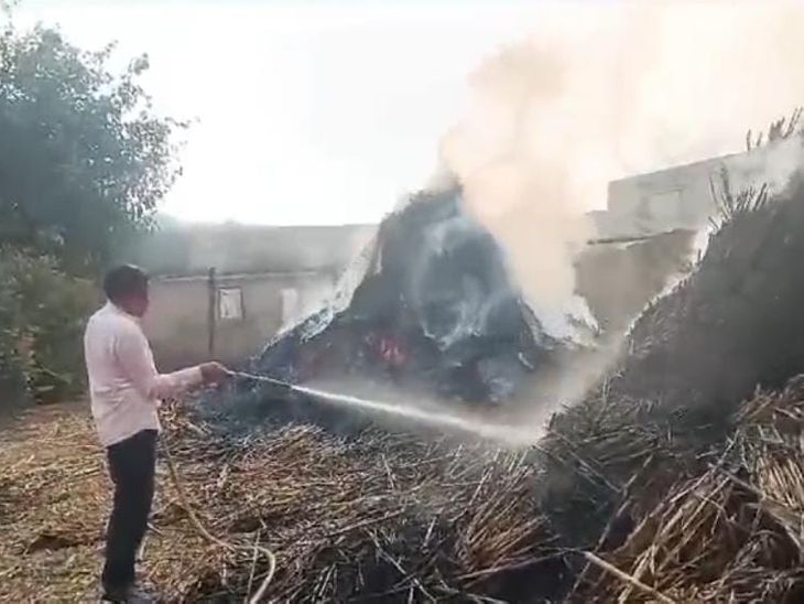 A fire broke out in the stack of millets kept in the enclosure | बाड़े ...
