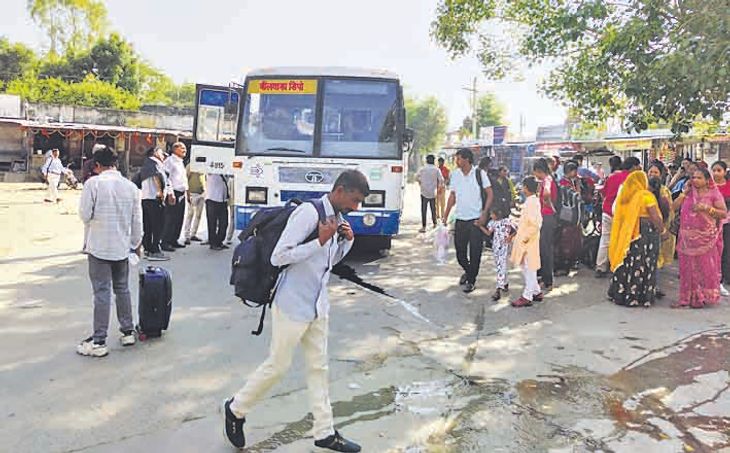 Roadways bus broke down on the way, passengers got troubled | रोडवेज बस ...