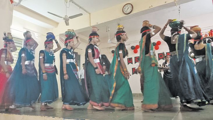 Students presented Sua and Gaura-Gauri dance | छात्रों ने सुआ व गौरा ...