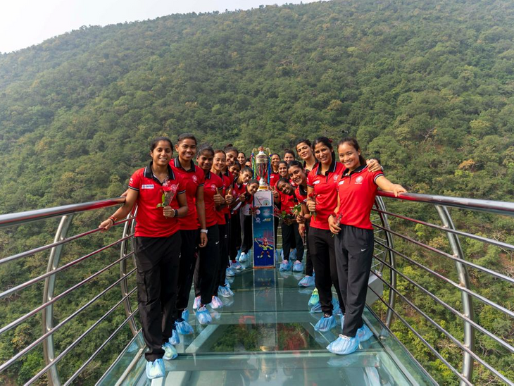Indian women hockey team historic moment on glass bridge of Rajgir ...