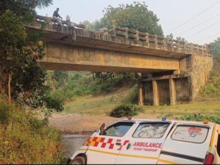 Ambulance fell from the bridge in Korba | कोरबा में पुल से 20 फीट नीचे ...