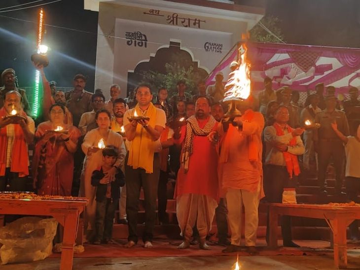 Kaushambi DM performed Ganga Aarti with his wife and children | कौशांबी ...