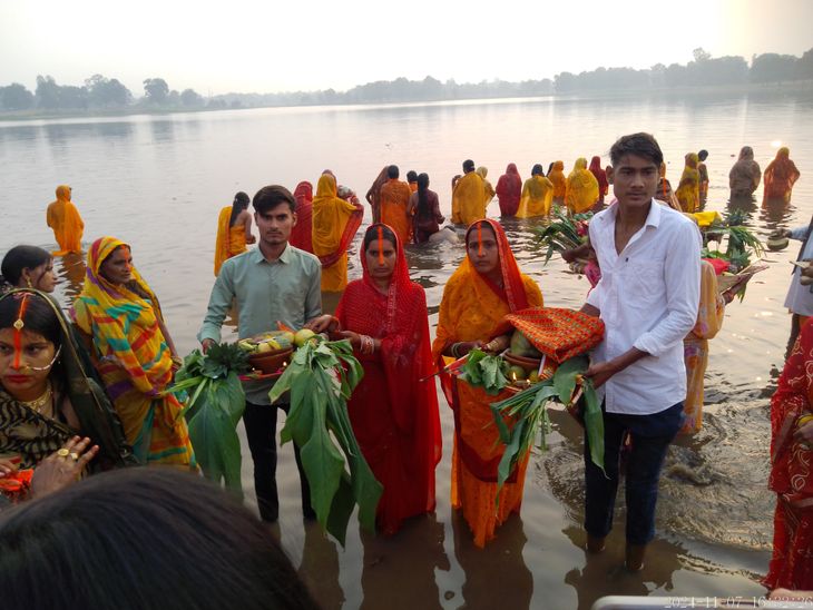 A crowd of devotees gathered at the ghat in Babhani | बभनी में घाट पर ...
