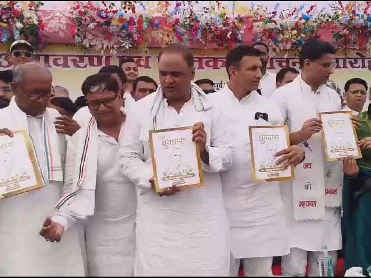 Unveiling of the statue of former MP in Khargone