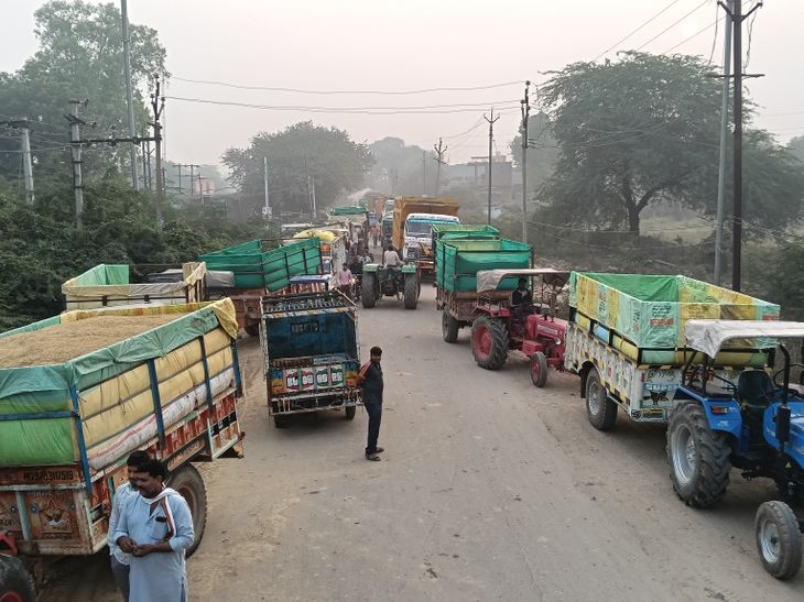 There is a jam due to the arrival of paddy in Indergarh Mandi | इंदरगढ़ ...