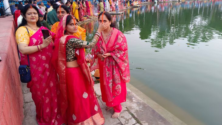 Family members arrived with women to worship Chhathi Maiya, carrying ...