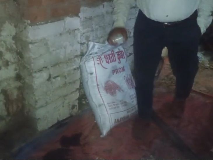 Fake fertilizer caught in real sack in Banda | बांदा में पकड़ी गई असली ...
