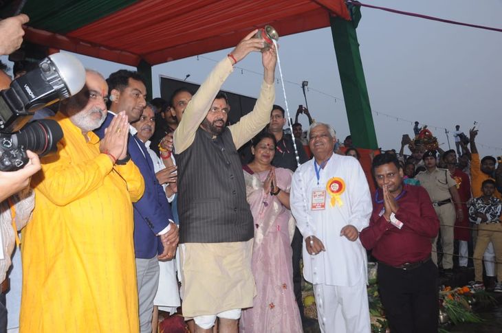 The Chief Minister worshiped Lord Surya Dev in the temple and offered ...