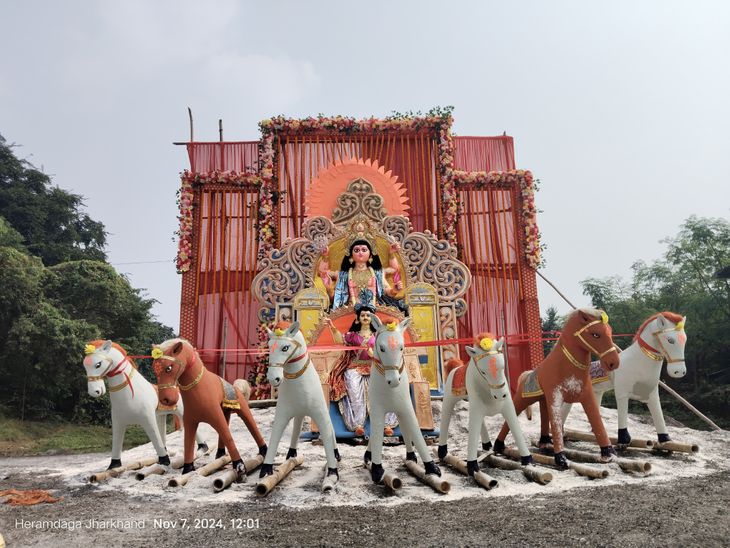 The devotees worshiped the Sun in Gola | गोला में व्रतियों ने की सूर्य ...