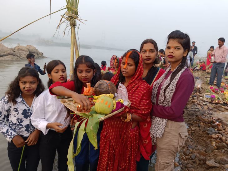After offering Arghya to the rising sun in Dugda, the Chhath devotees ...