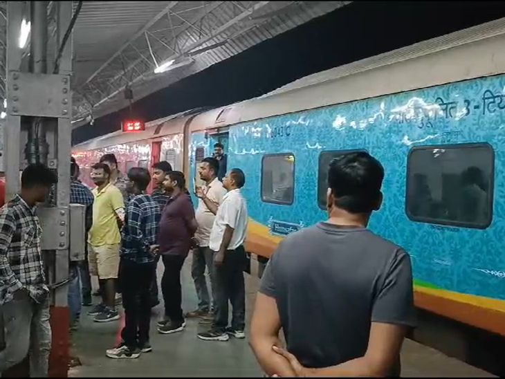 Many trains were stranded for hours due to signal failure | सिग्नल फेल ...