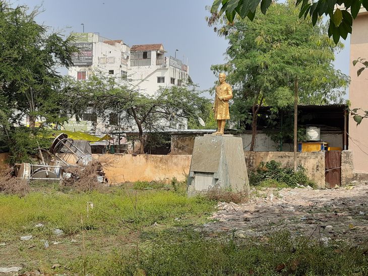 Nehru Park is in bad condition due to lack of maintenance | रखरखाव के ...