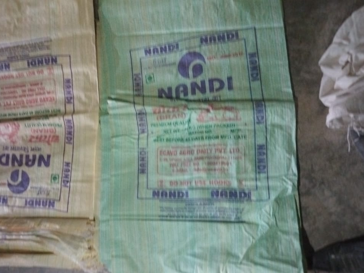 Nandi brand was packed in cattle feed warehouse | नंदी ब्रांड के नाम पर ...