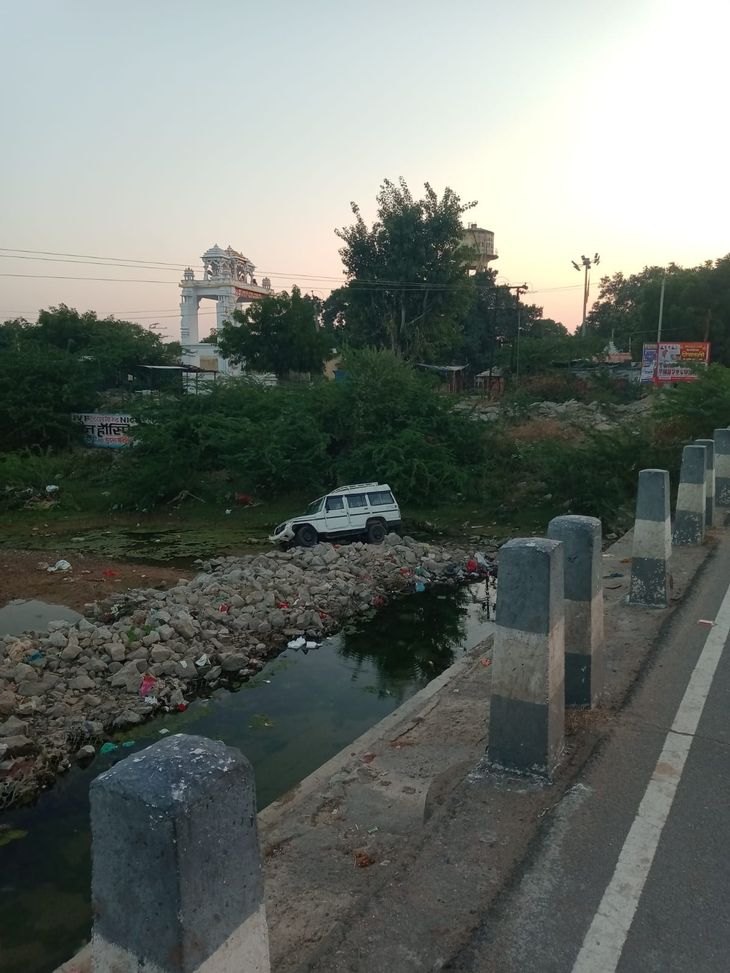 The jeep descended into the Sukdi river from the culvert