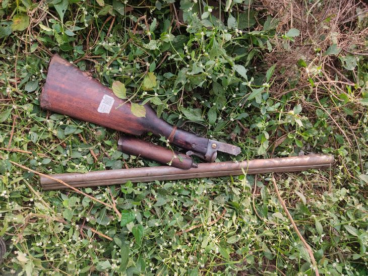 A broken 315 bore rifle was found lying in the bushes | 315 बोर की टूटी ...
