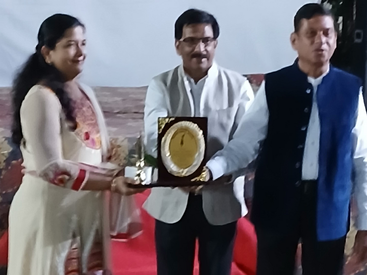 Priya Parikh honored in 'Mathur Diwali Milan'