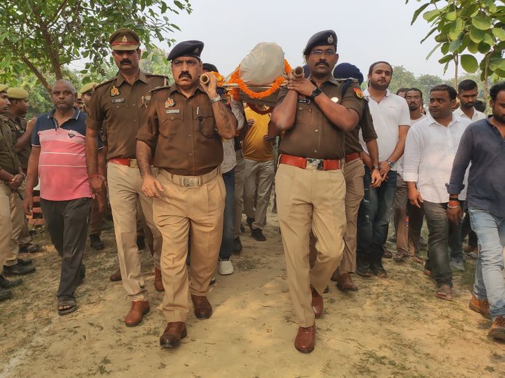 Last farewell given to martyr soldier Avnish Singh in Mau