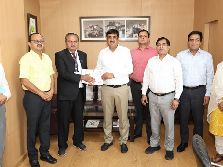 Bag left in train, owner found through social media | ट्रेन में छूटा ...