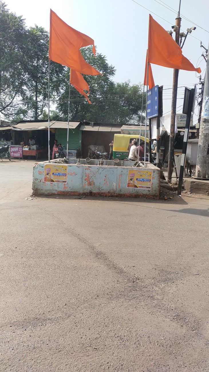 The fountain at Bajrang Chowk has been closed for months | बजरंग चौराहे पर महीनों से फव्वारा बंद ...