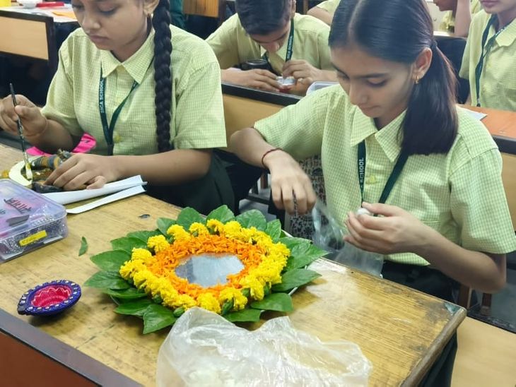 Children's day celebrated in Sika school | सिका स्कूल में मना बाल दिवस: स्टूडेंट्स ने तोरण बनाना ...