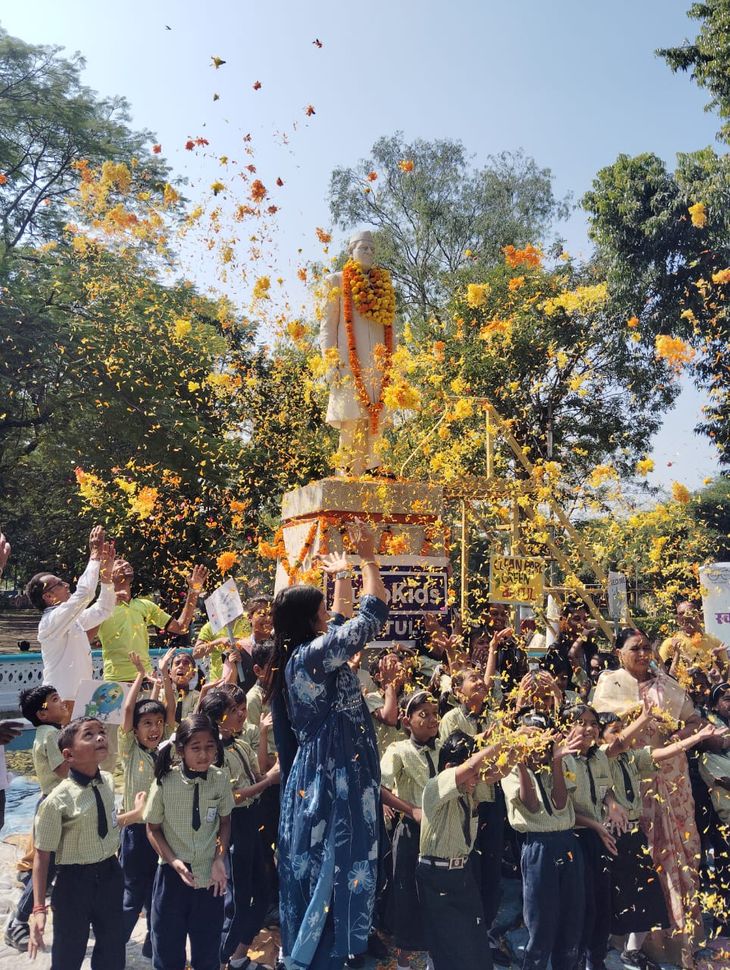 Flowers were showered on the statue of Chacha Nehru on Children's Day ...