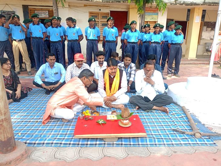 Birsa Munda's birth anniversary celebrated in Sendhwa | सेंधवा में मनाई ...