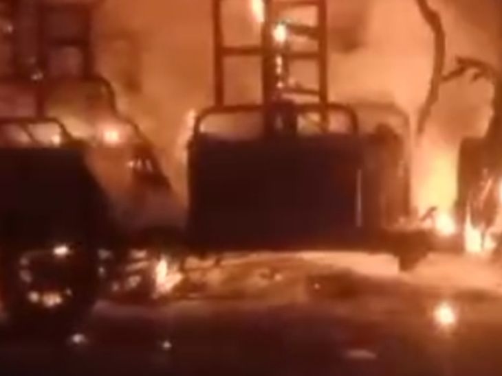 Two SUVs and an e-rickshaw were burnt in a fire in the shed | बाड़े में ...