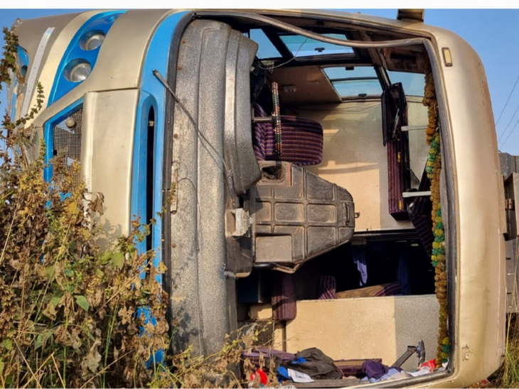 The driver dozed off in a moving bus in Rewa | रीवा में चलती बस में ...