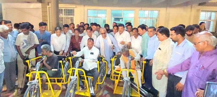 Traders told their problems to Minister Dilawar and gave tricycles and ...