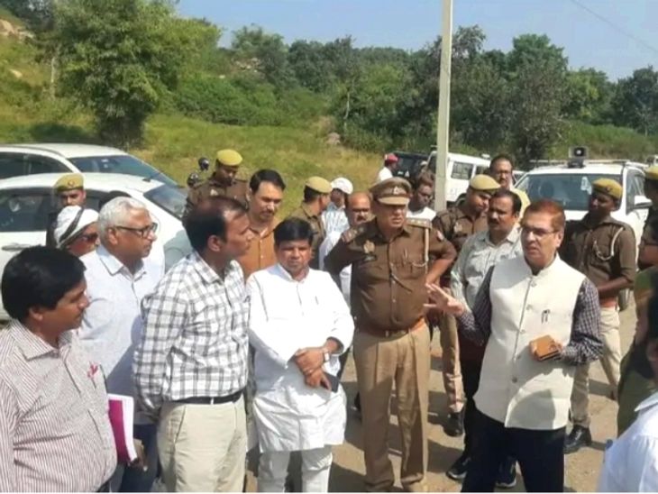 In Duddhi, inspected the under construction airstrip | दुद्धी में DM ने ...