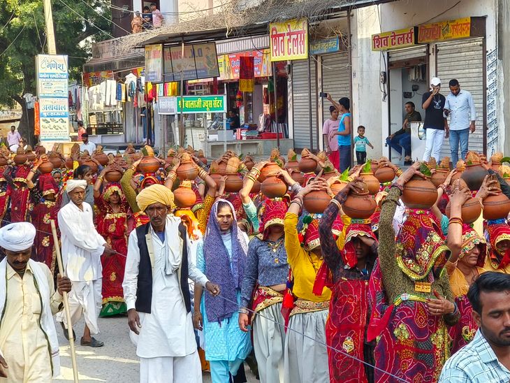 551 women took out Kalash Yatra from Ganeshwar Tirtha Dham | गणेश्वर तीर्थ धाम से 551 महिलाओं ने ...