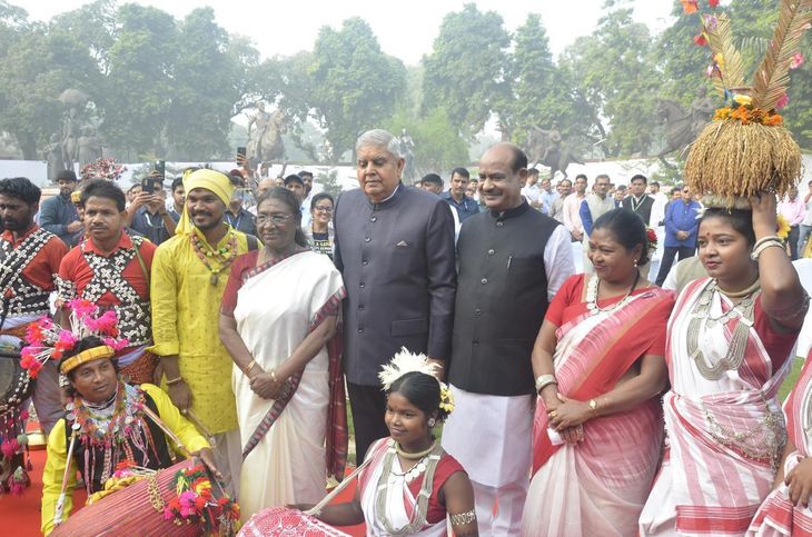 Dance troupe from Jharkhand mesmerized the audience by performing Kadsa ...